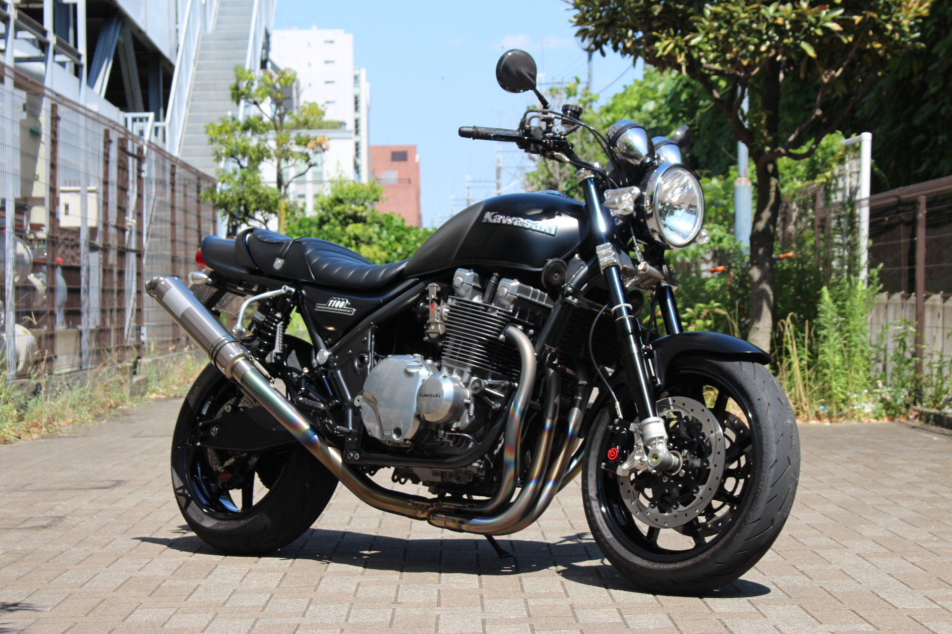 ZEPHYR1100カスタム紹介 マッドブラック｜MOON FIELD